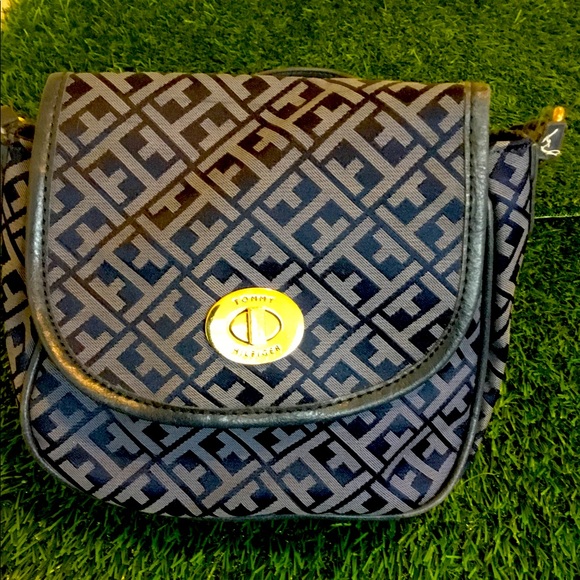 Tommy Hilfiger | Bags | Tommy Hilfiger Crossbody Signature Logo Bag ...